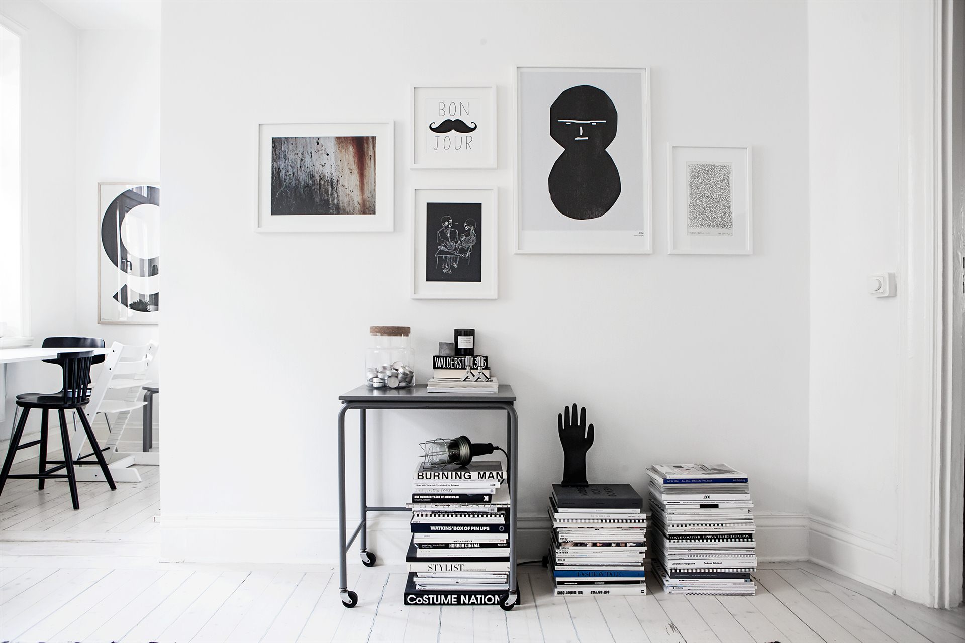 Binnenkijken in een monochroom appartement in Stockholm | HomeDeco.nl