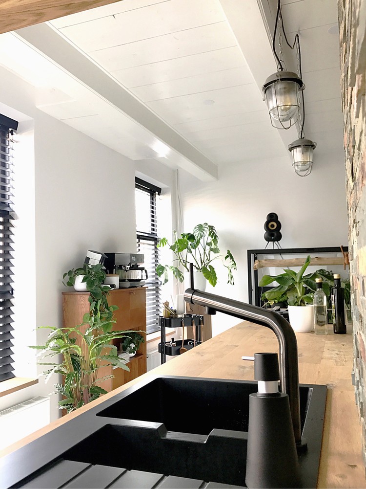 Trend: warm hout, zwart en een vleugje groen | HomeDeco.nl